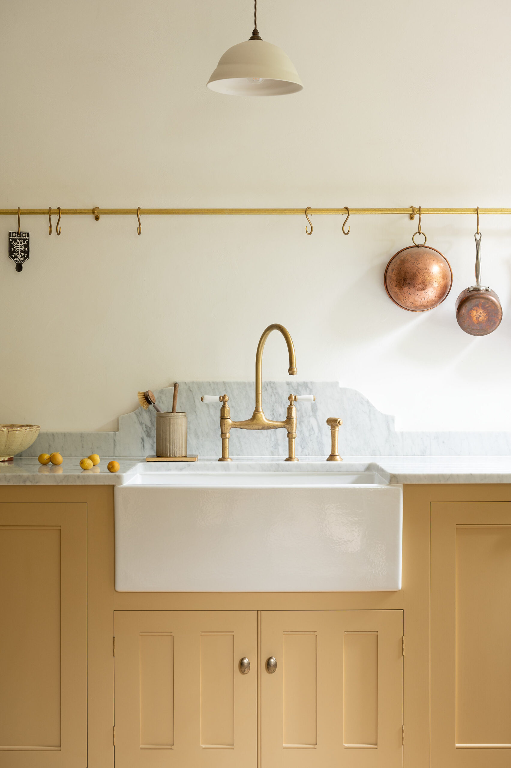 What Knobs and Handles Should I Choose For My Kitchen? - The deVOL ...